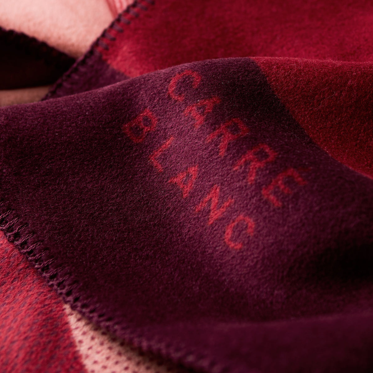 Découvrez nos plaids : polaire, mohair, imitation fourrure ou maille ...